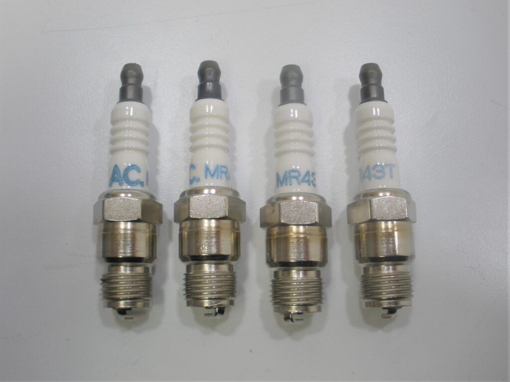 Volvo Penta 3851861-9 *QTY 4* Marine Sterndrive Engine Ignition Spark ...
